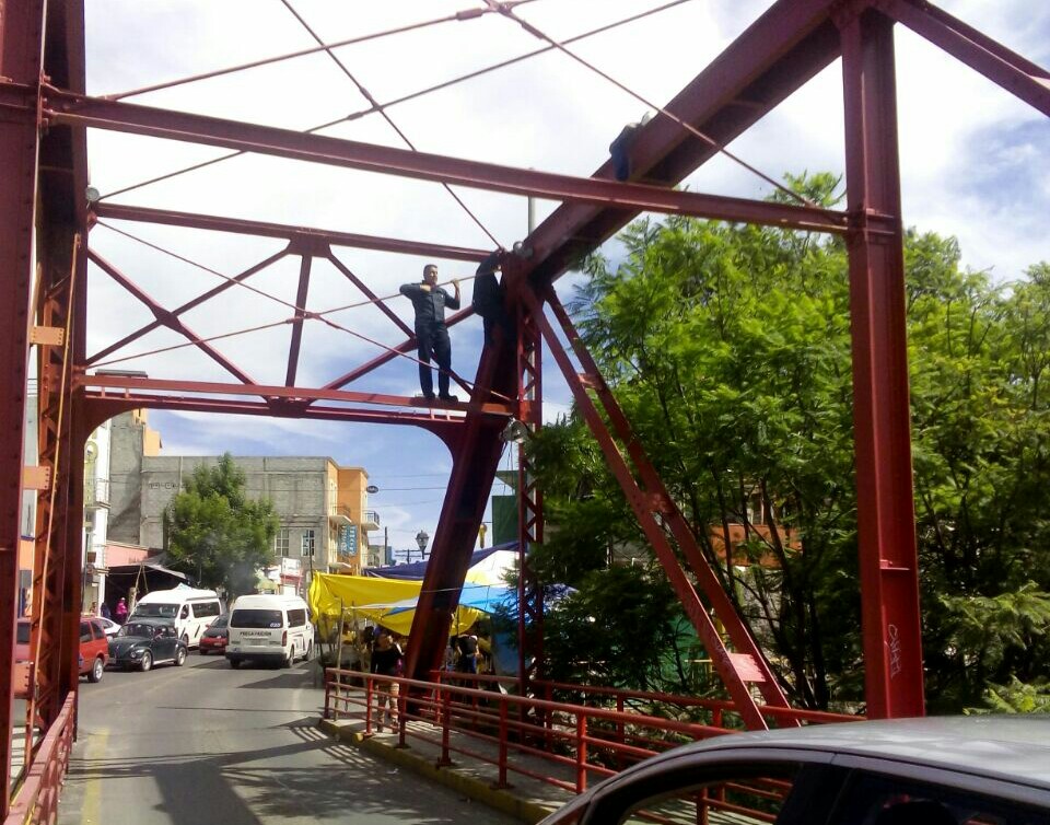 Hombre amenaza con arrojarse del Puente Rojo de Tlaxcala - Cuarto de ...