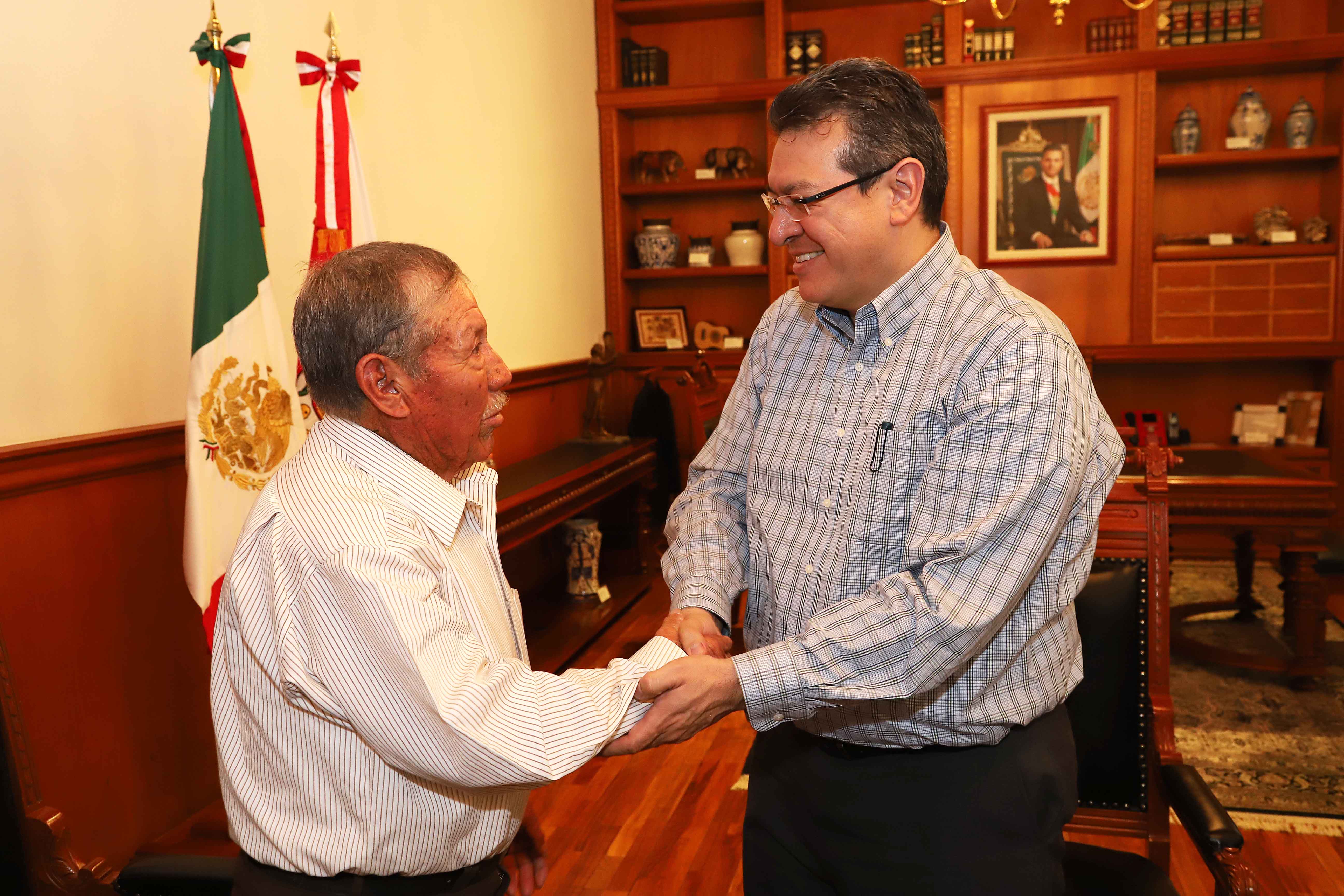 Reconoce Marco Mena a José Sabino por terminar la secundaria a los 84 ...
