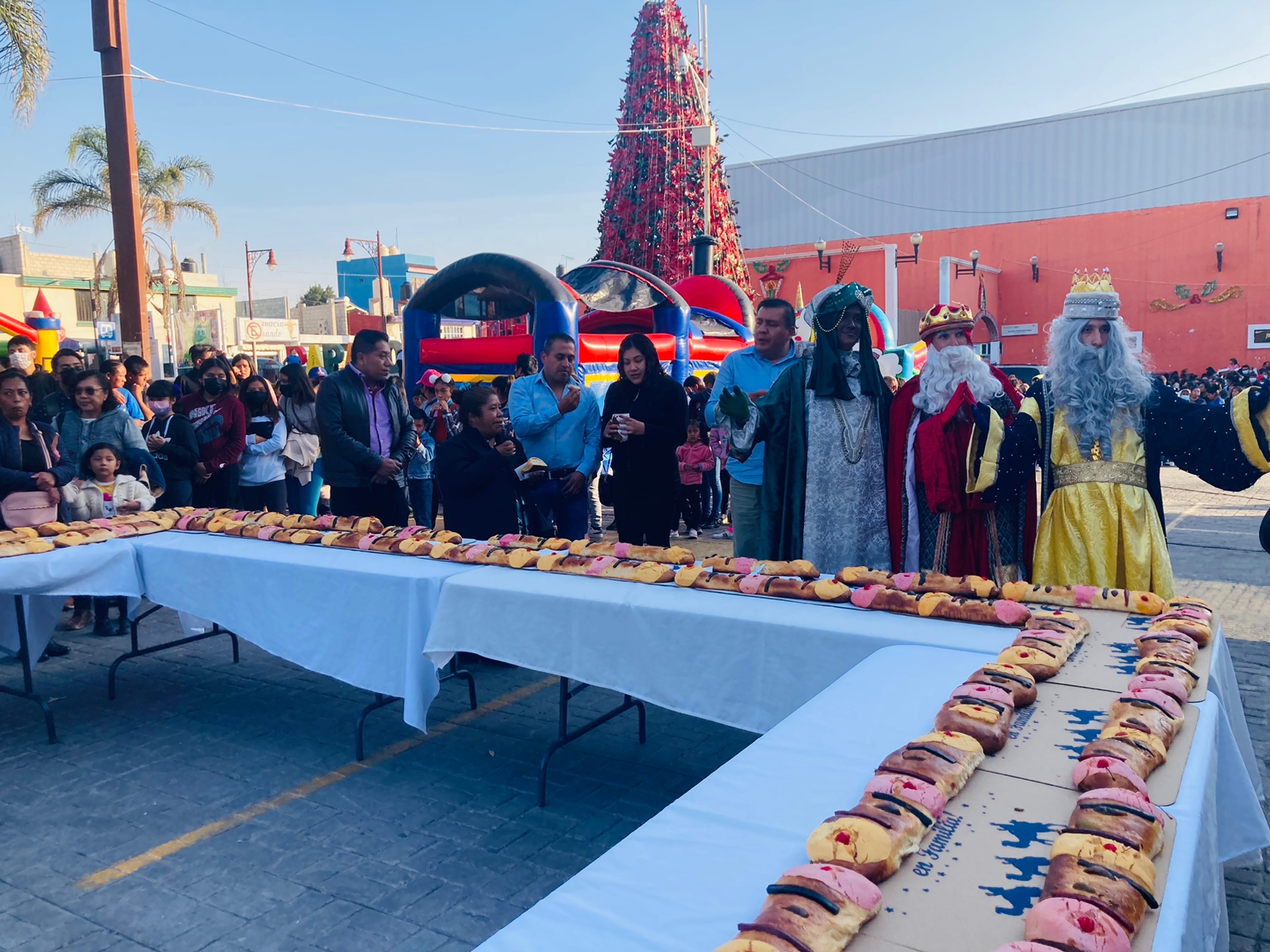 Con éxito, realizan en #Papalotla la tradicional partida de la Rosca de ...