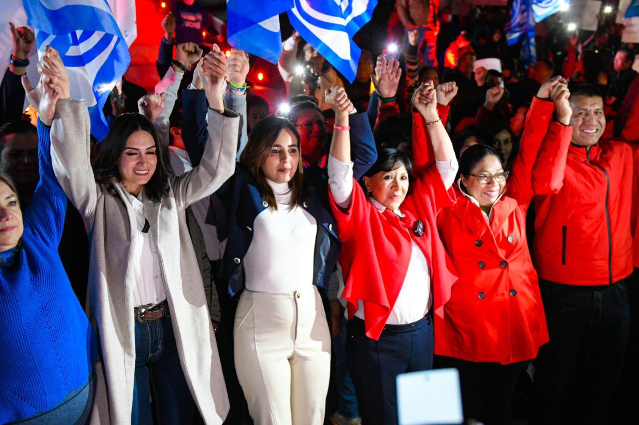 PAN y PRI abarrotan Escalinatas de los Héroes; gritan ¡Fuera Morena ...